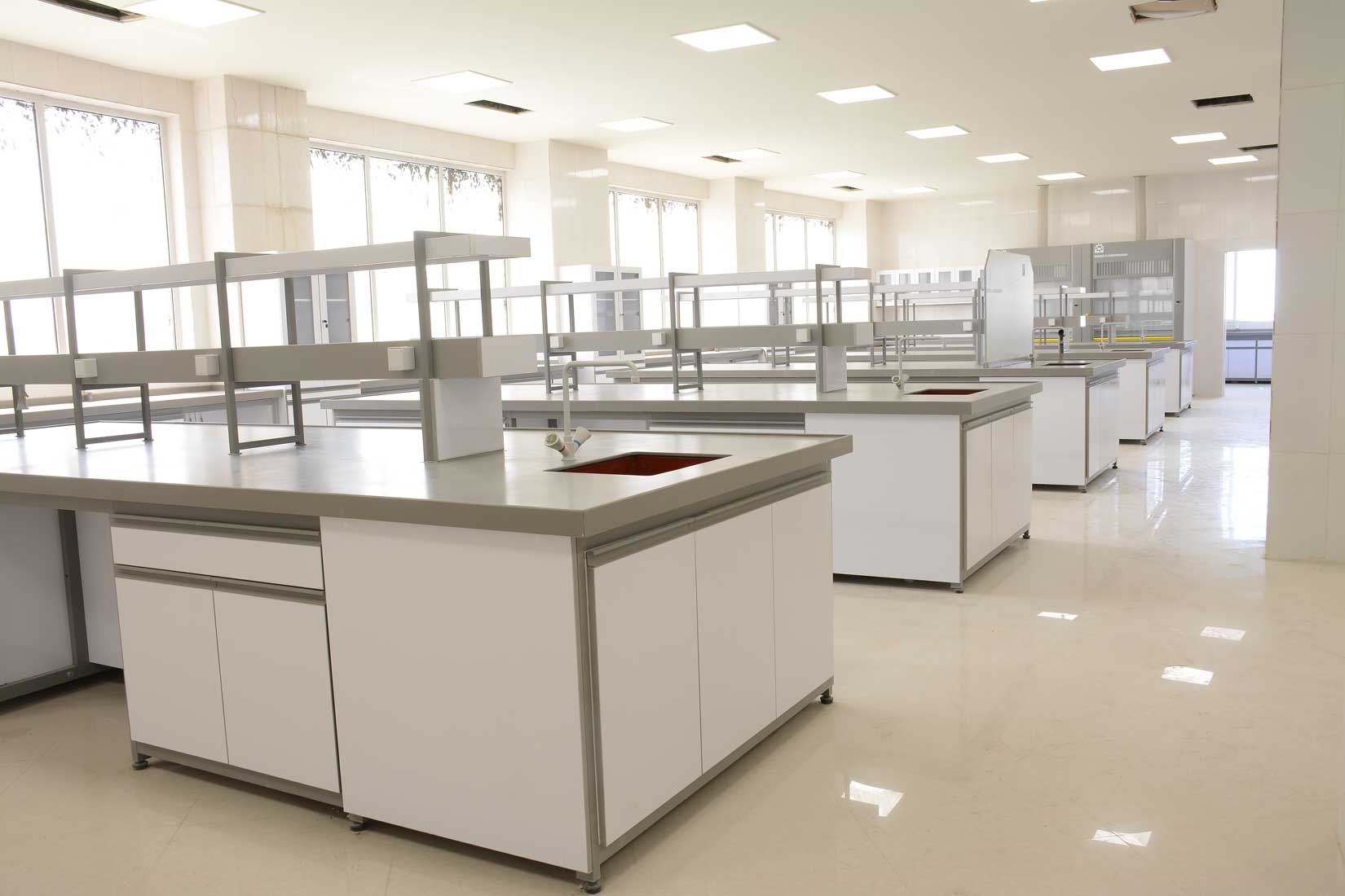 Laboratory table setting